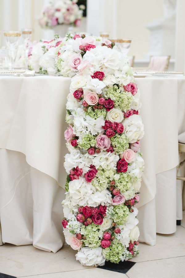 Amy and Joseph’s stylish white wedding flowers at Ardington House ...