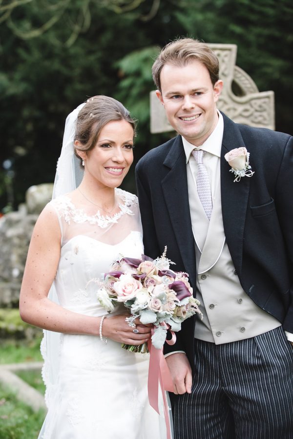 Amy and Joseph's stylish white wedding flowers at Ardington House ...